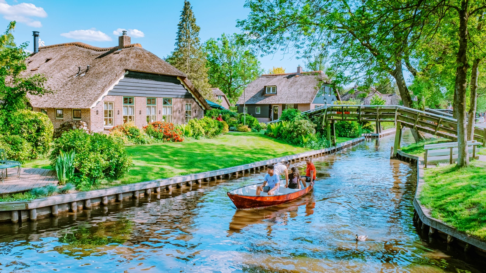 Book a boat tour to Giethoorn - Discover the beautiful village of Giethoorn